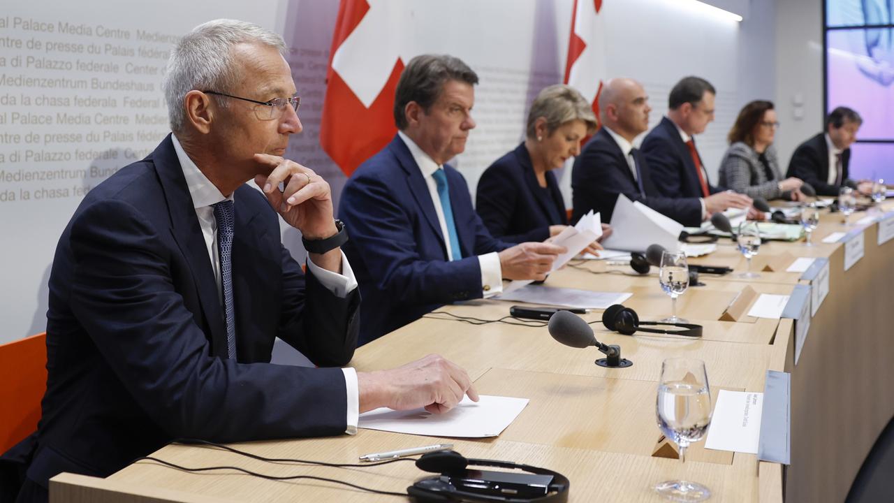 Schweizer Bank UBS übernimmt Credit Suisse - ZDFheute