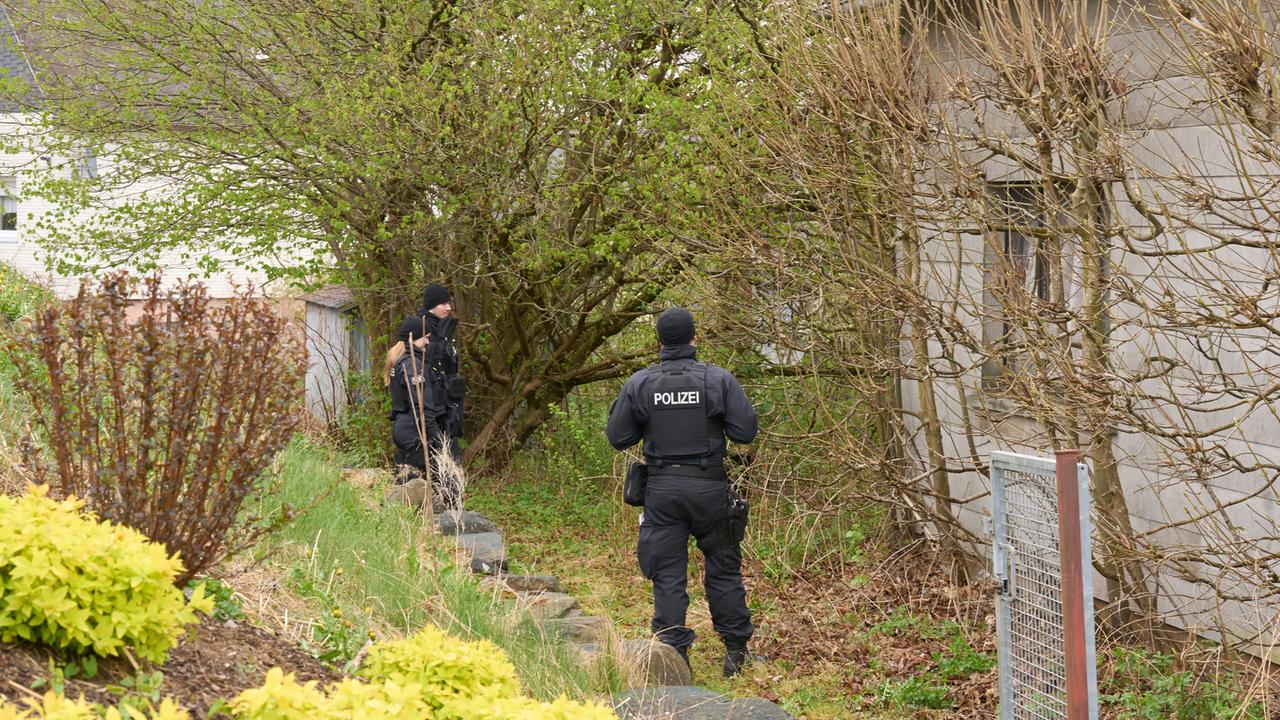 Dreifach-Mord im Westerwald: Polizei fahndet nach Täter - ZDFheute