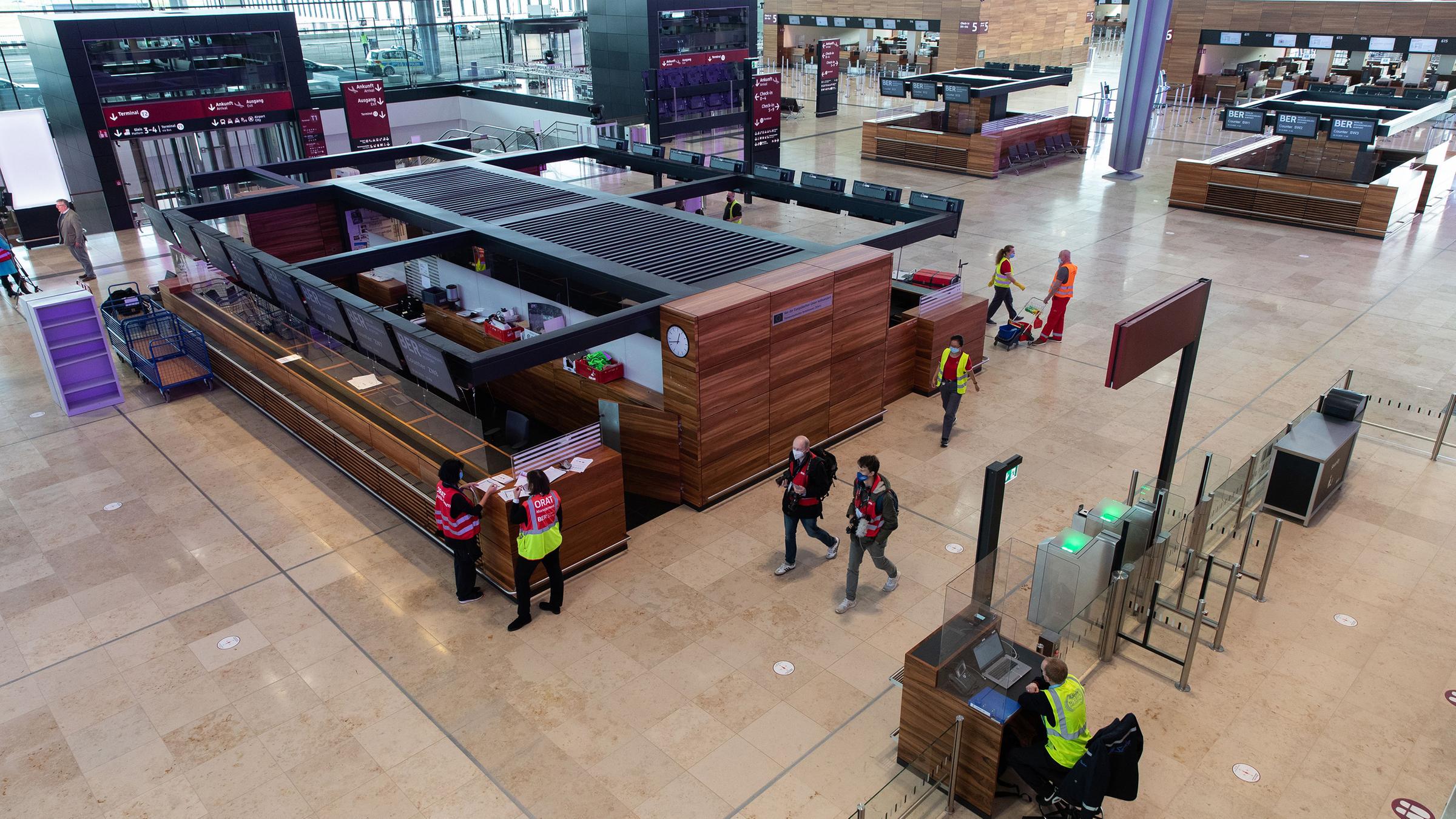Nach gefühlt 50 Jahren geht der BER endlich ans Flugnetz: BER wird ...