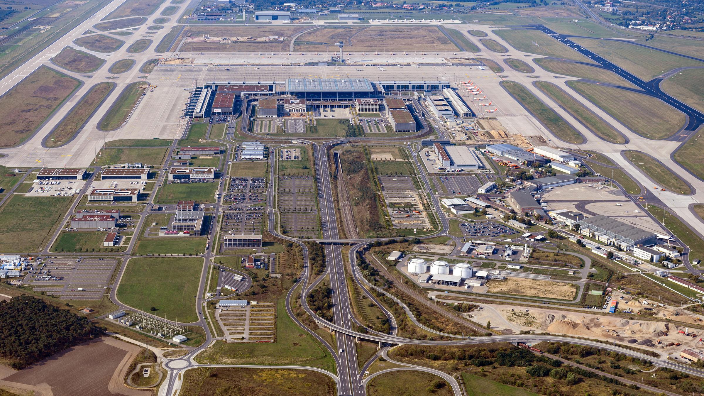 Nach gefühlt 50 Jahren geht der BER endlich ans Flugnetz: BER wird ...