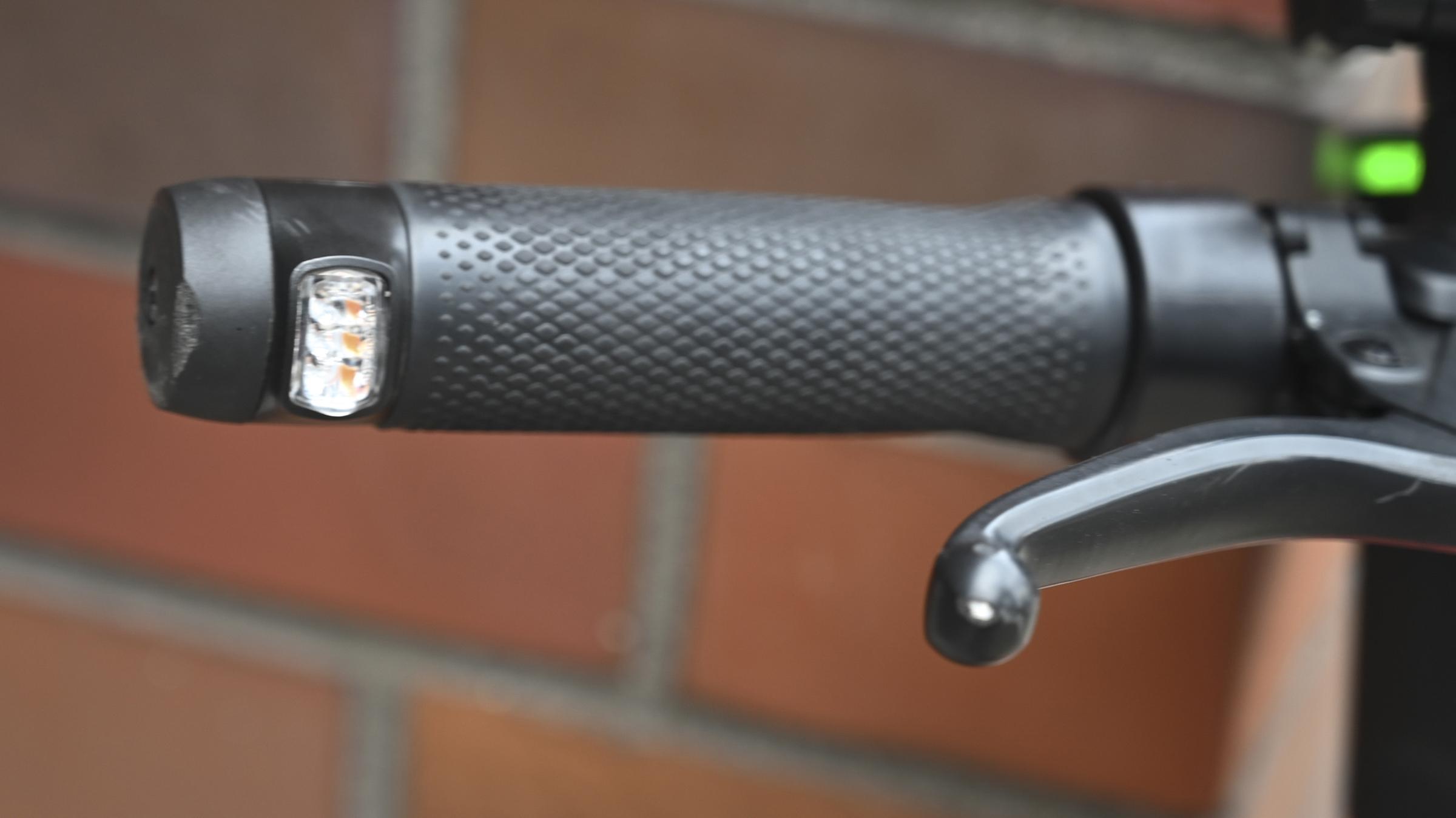 Unfälle mit Pedelecs: Kommt bald der Blinker fürs Fahrrad? - ZDFheute