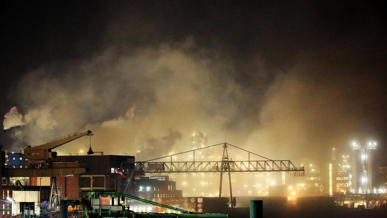 Leverkusen: Feuer in Chemiepark - ZDFheute