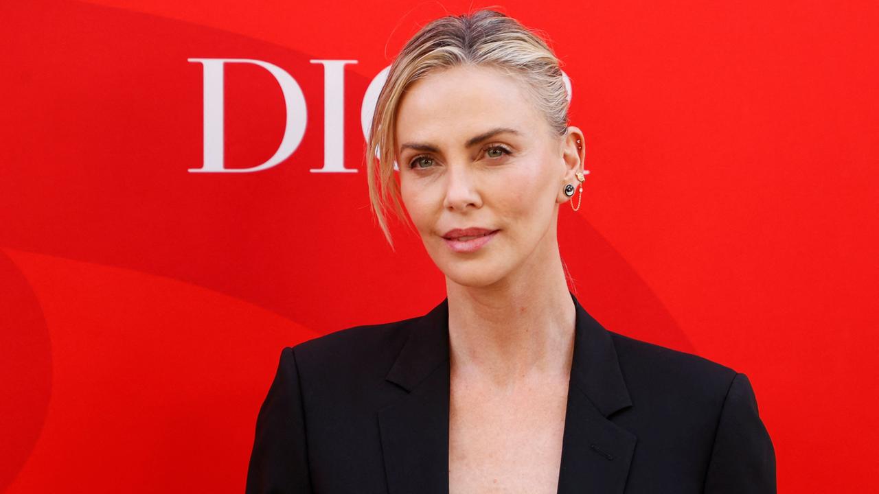 Charlize Theron Juli 2024 Charlize Theron: Im Asymmetrischen Minikleid