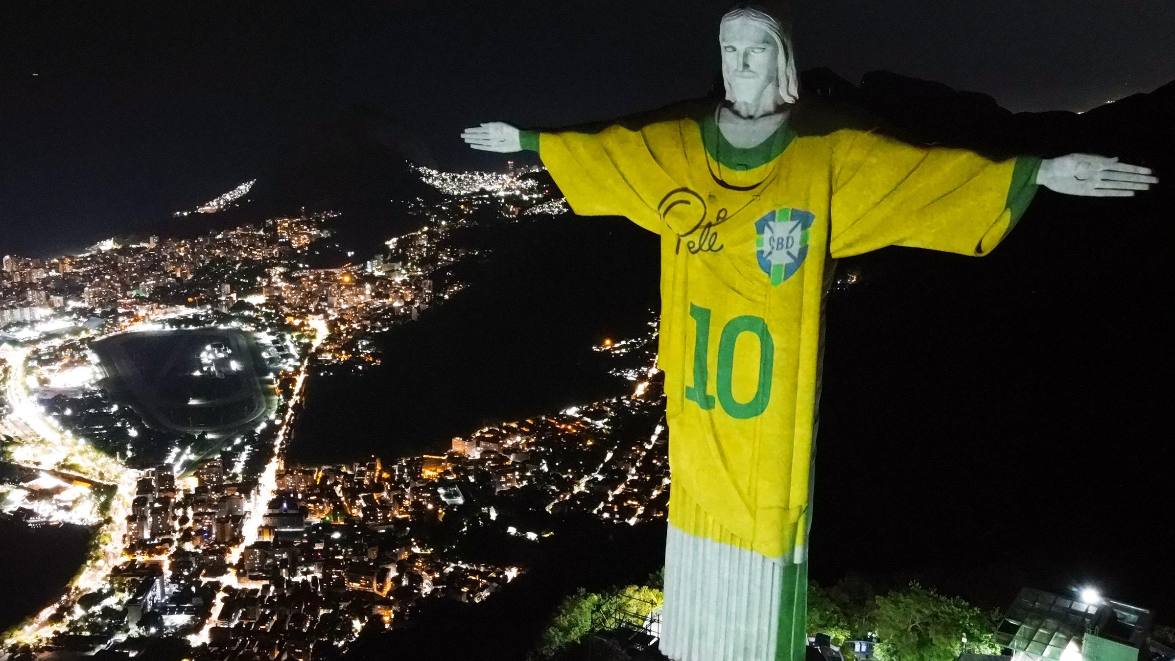 Fußball: Christusstatue in Rio erstrahlt im Pele-Trikot - ZDFheute