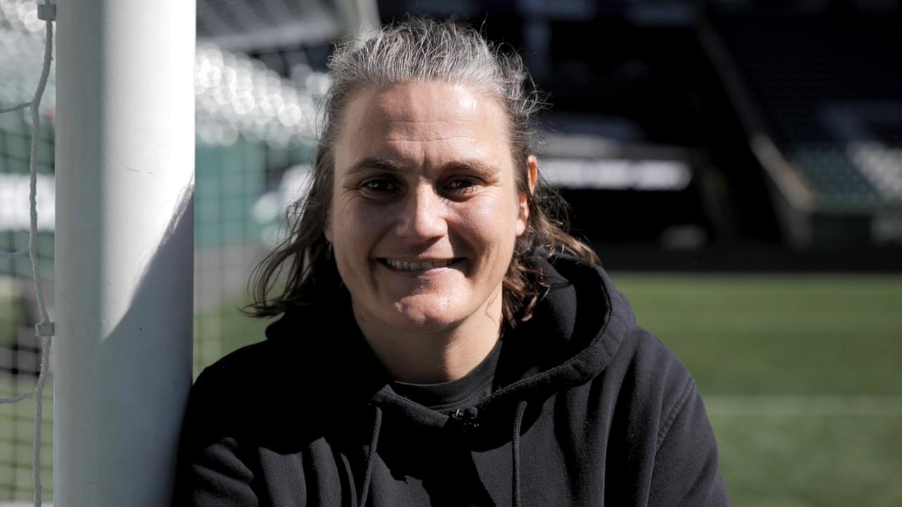 Torhüterin Nadine Angerer - die Rebellin | Frauenfußball-Doku ...