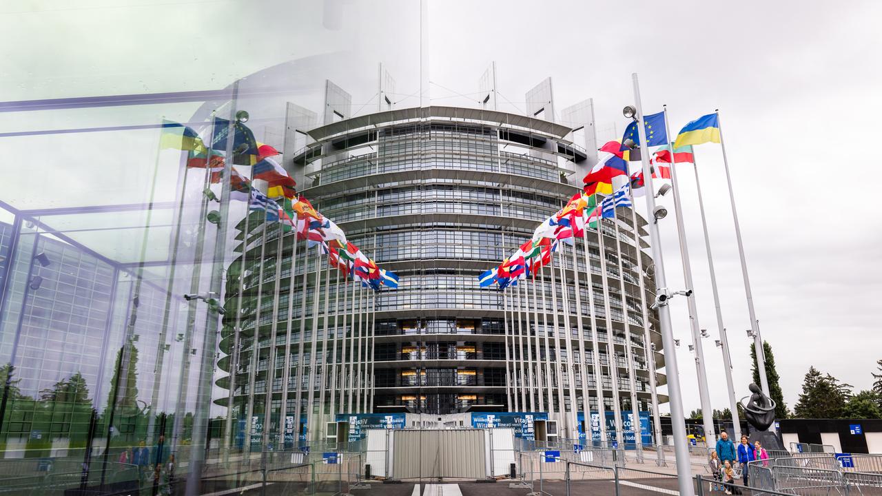 EU-Parlament erstmalig in neuer Besetzung in Straßburg - ZDFheute