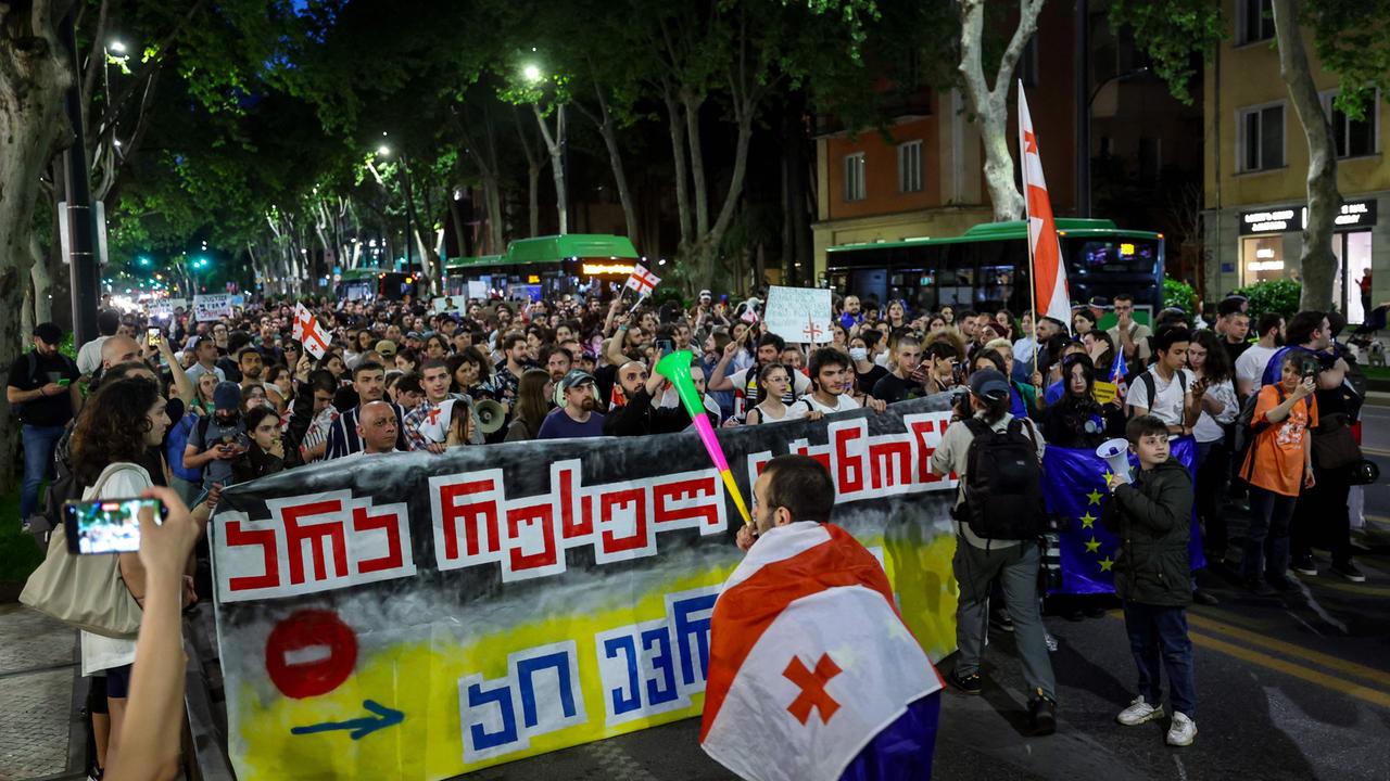 Umstrittenes Regierungsgesetz: Proteste in Georgien - ZDFheute