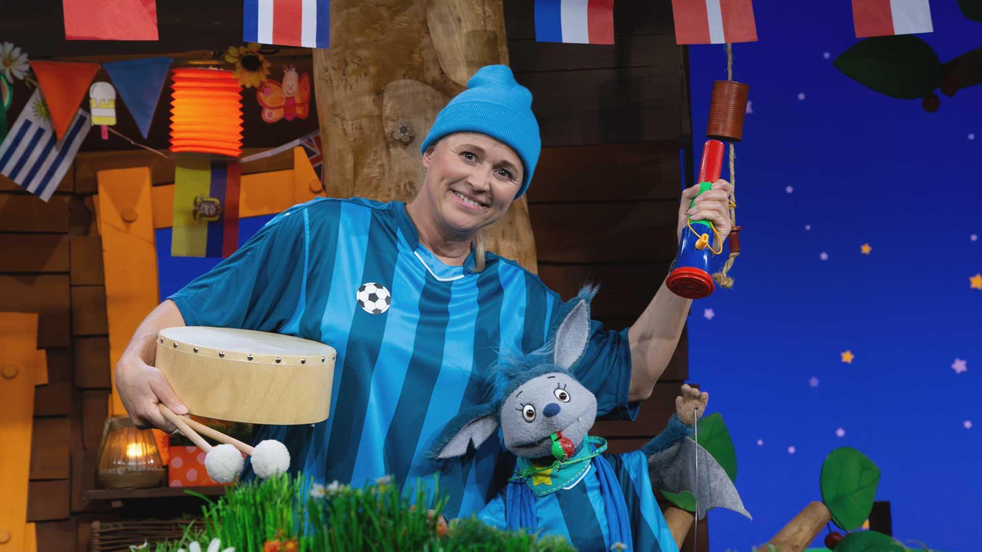 Fidi und Singa spielen Fußball-Fans
