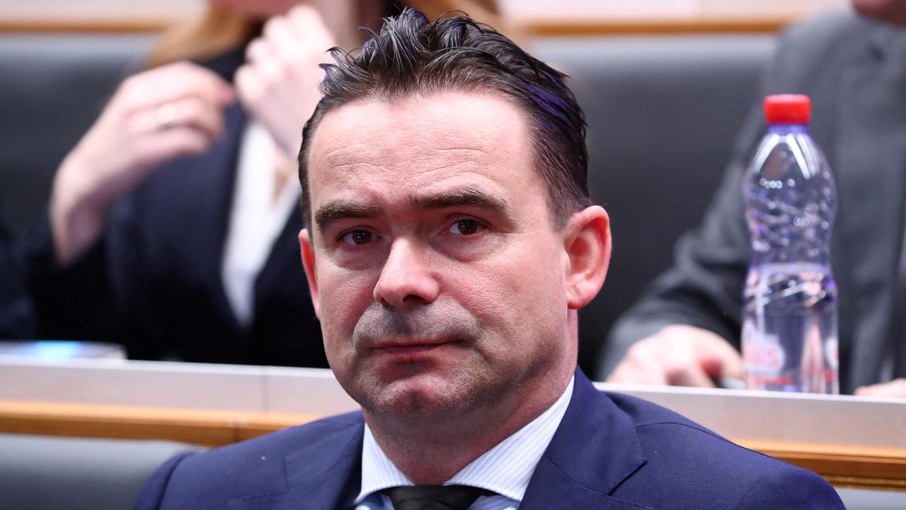 Nach übergriffigem Verhalten: FIFA sperrt Overmars weltweit - ZDFheute