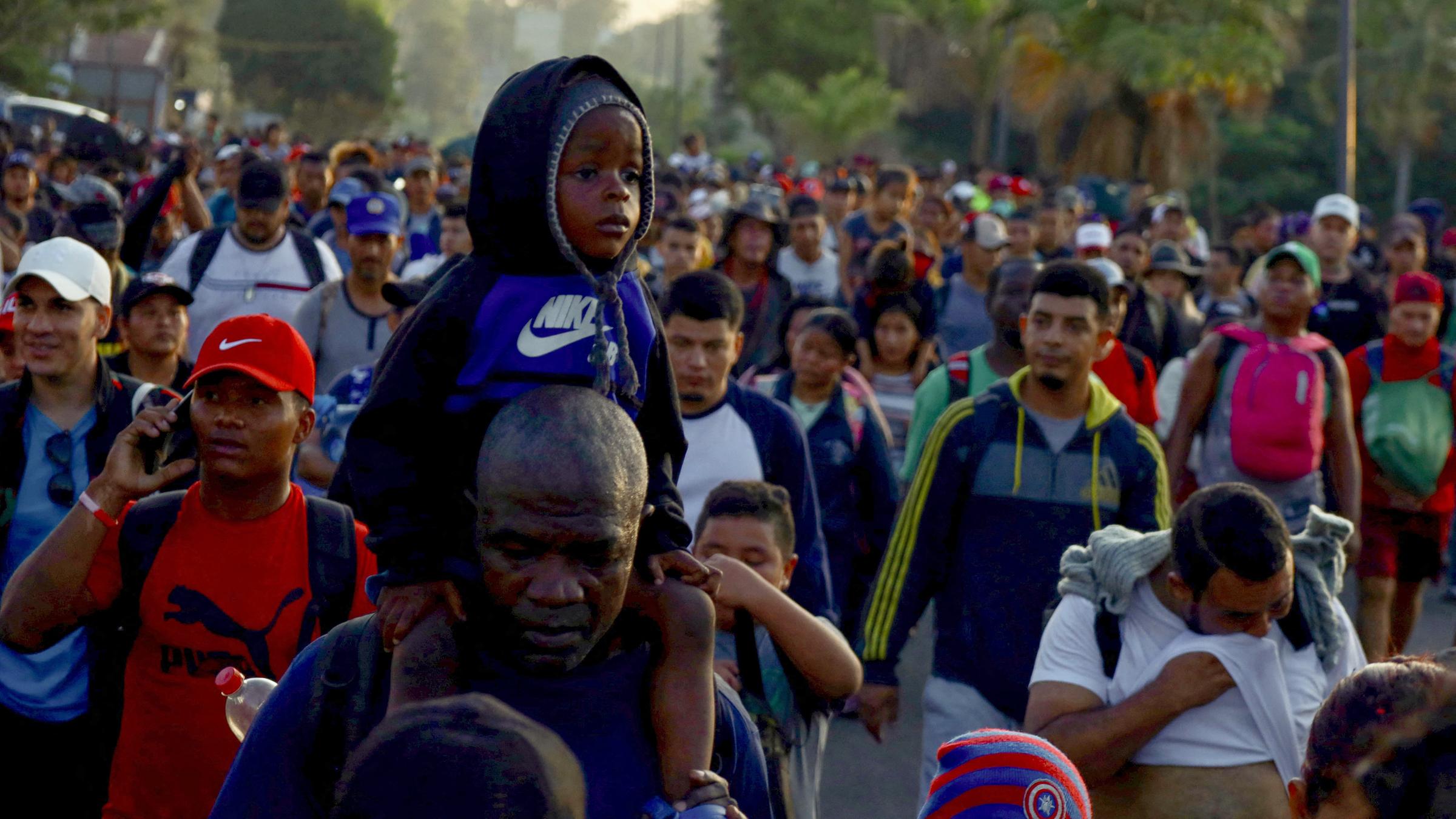 Marsch durch Mexiko: Tausende Migranten ziehen Richtung USA - ZDFheute