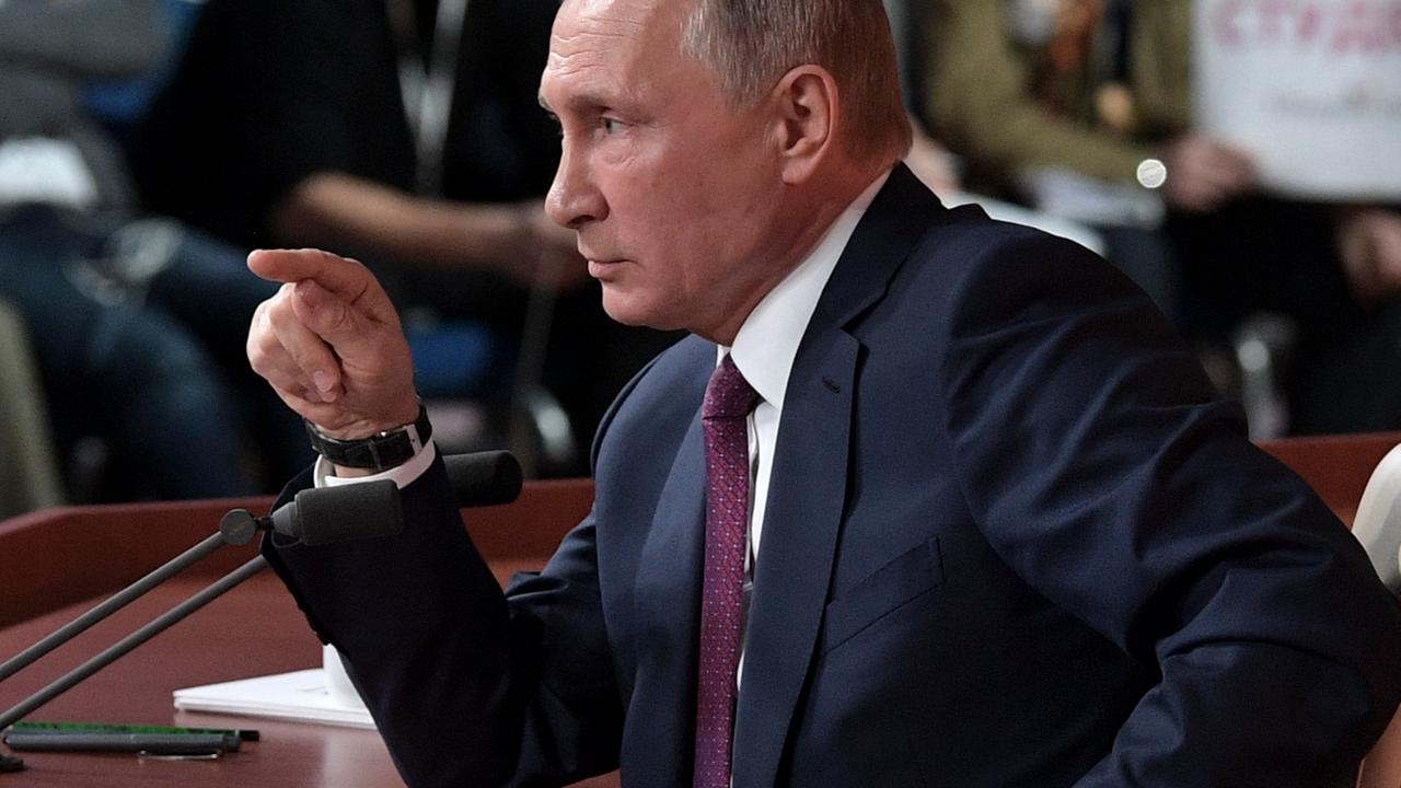 Kontakte zu Trumps Wahlkampfteam?: Putin stellt sich Medien - ZDFheute