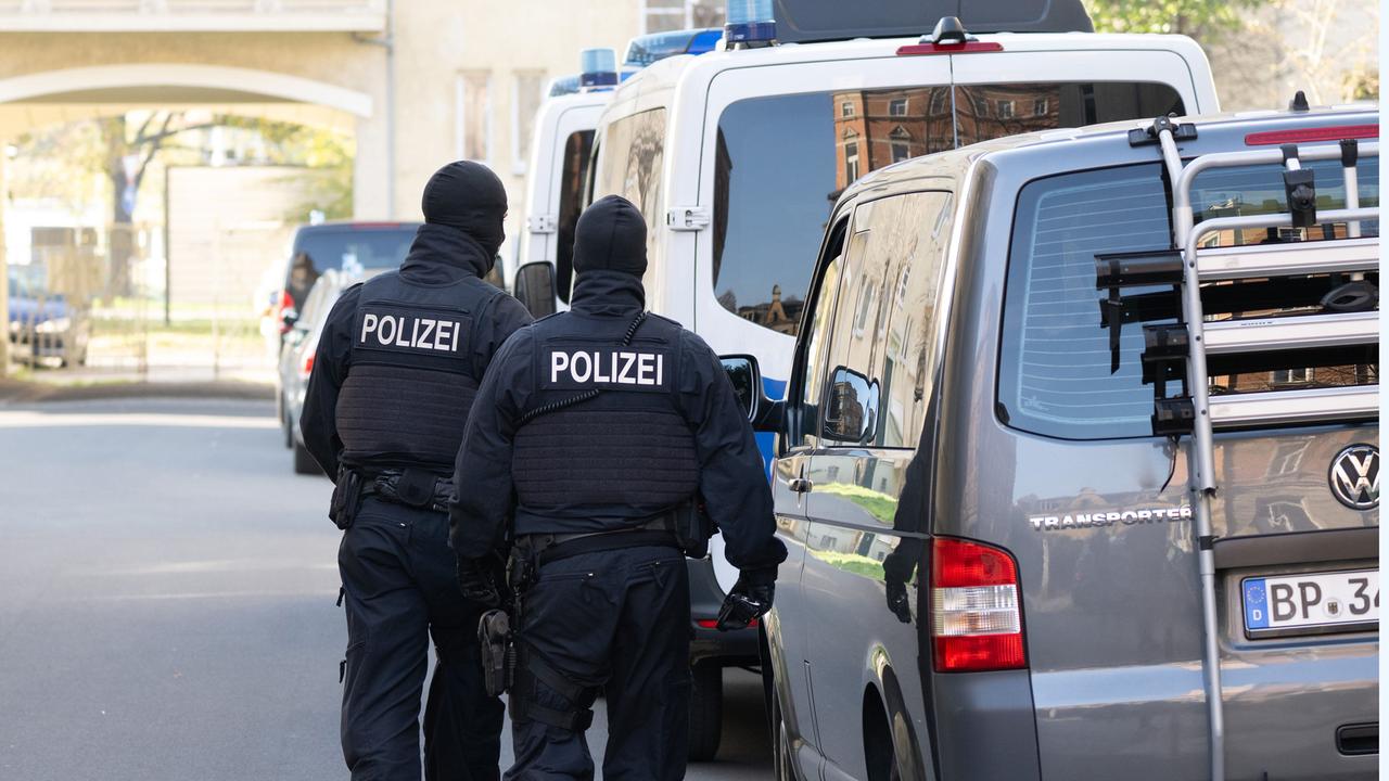 Festnahmen bei Razzia gegen mutmaßliche Rechtsextreme - ZDFheute