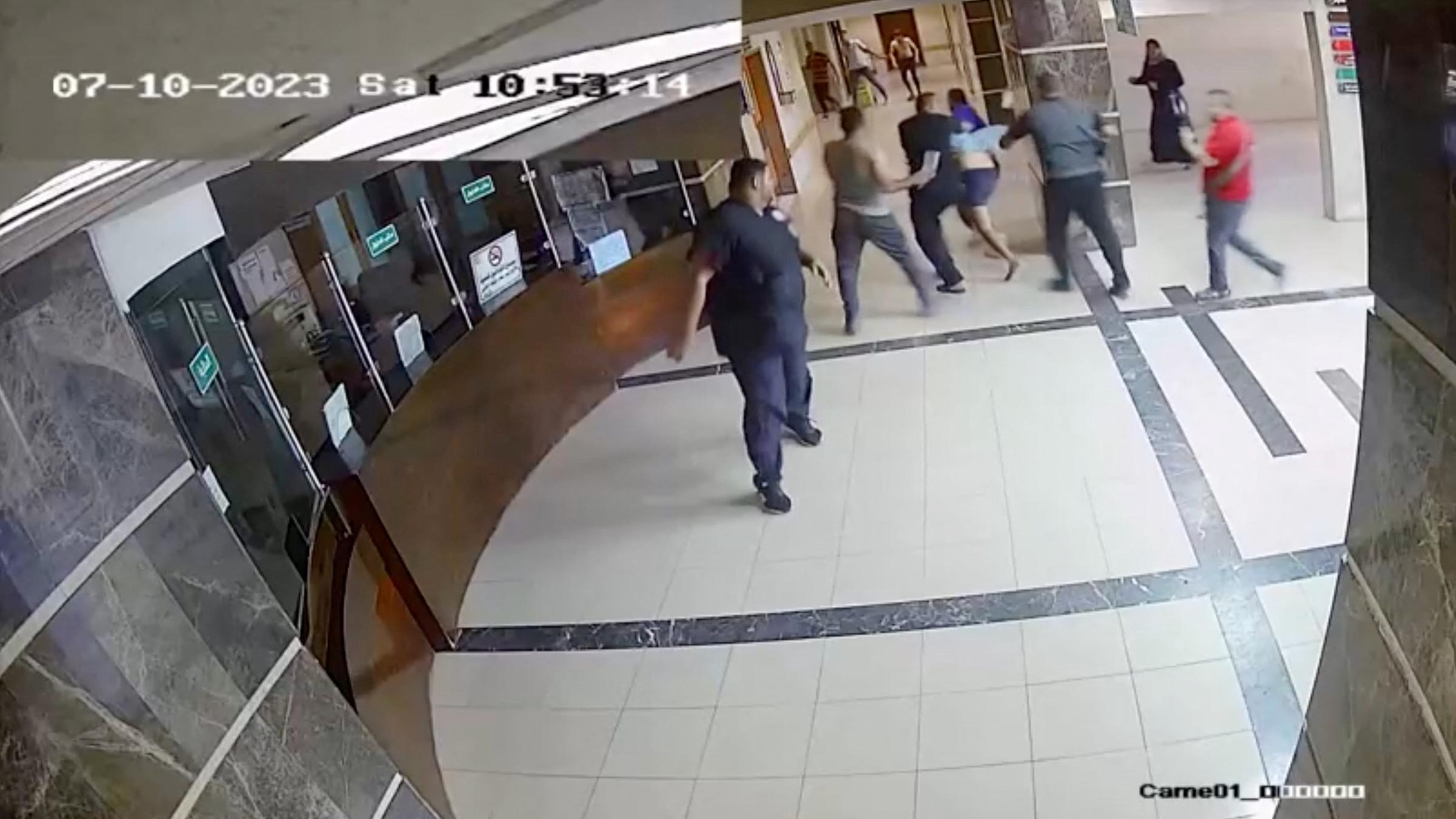 Israel: Aufnahmen zeigen Geiseln in Al-Schifa-Klinik - ZDFheute