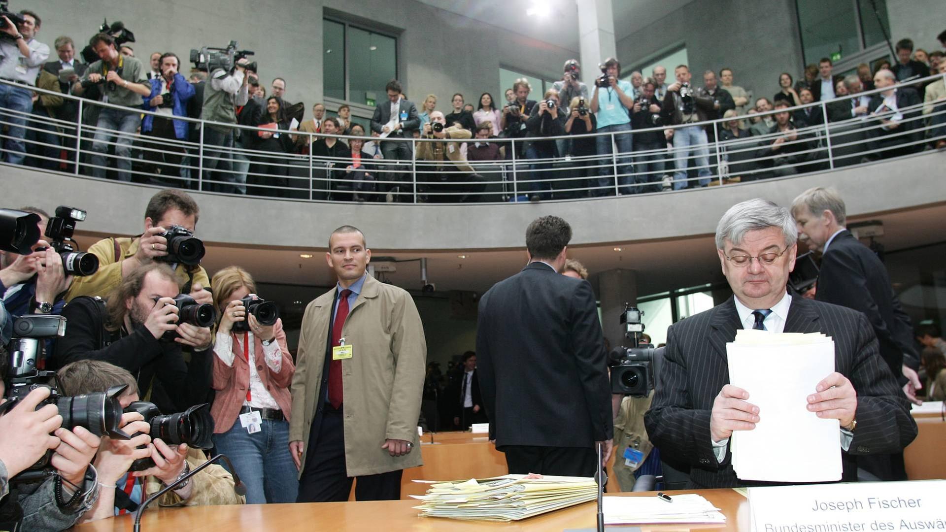 2005 - "Ein Denkmal wankt" Fischer und die Visa-Affäre