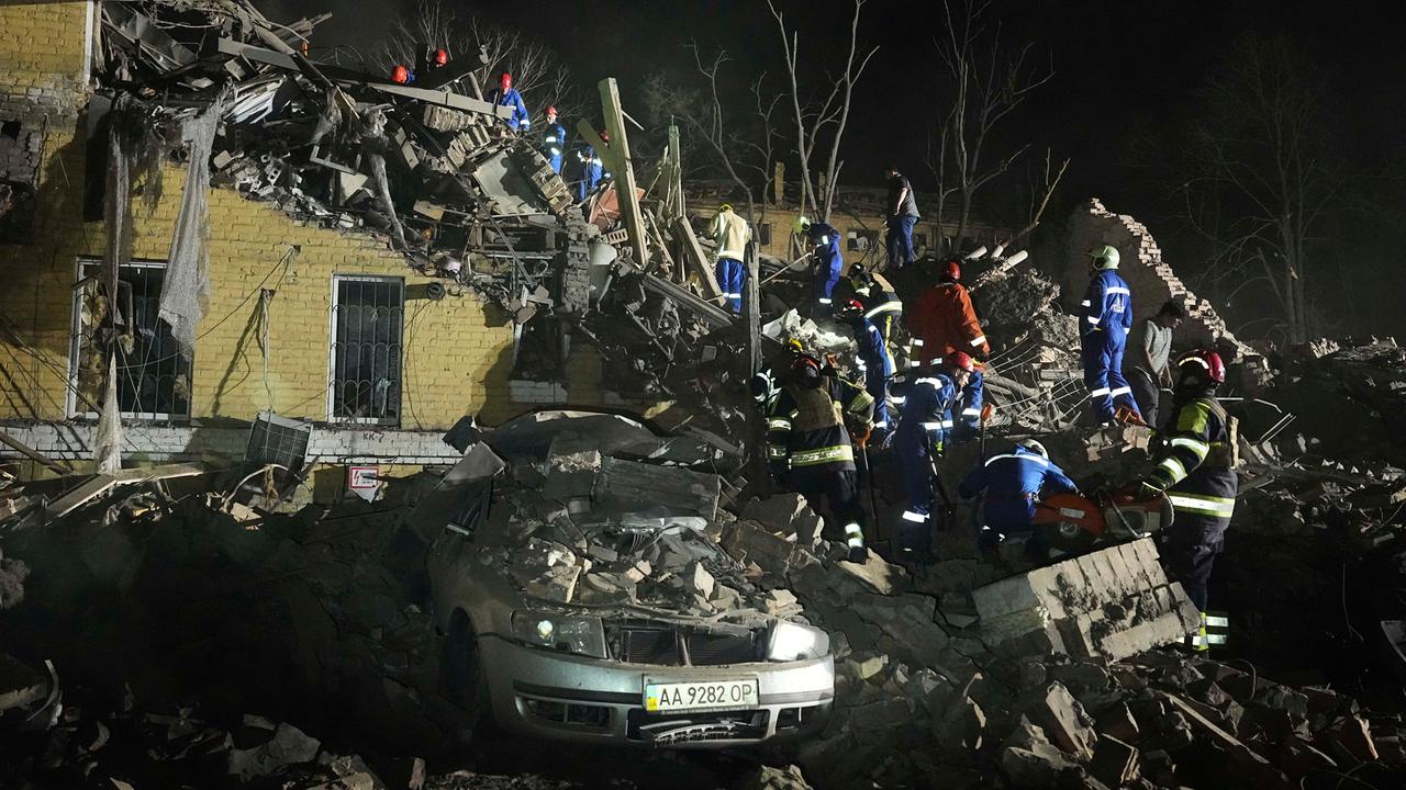 Ukraine-Krieg: Tote und Verletzte bei Angriff auf Kiew - ZDFheute