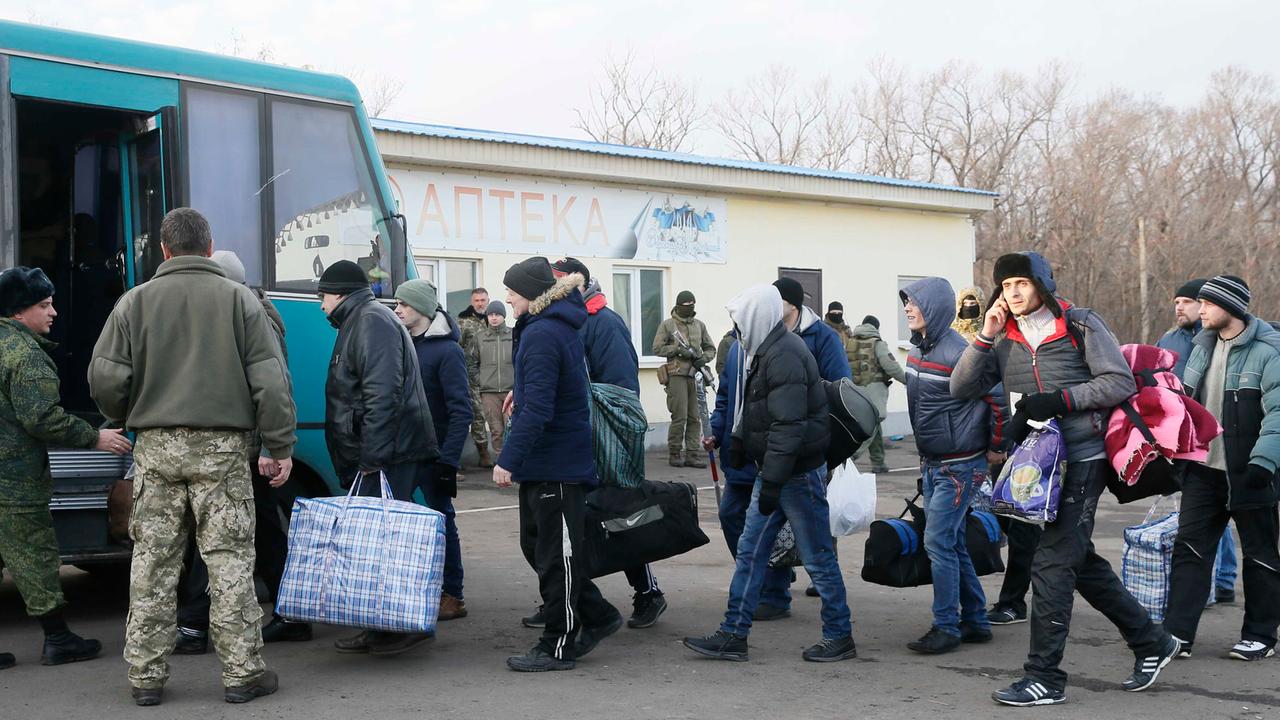 Konflikt in der Ostukraine: Austausch von Gefangenen - ZDFheute