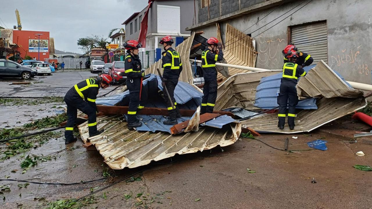 Zyklon "Chido": Helfer suchen nach Überlebenden auf Mayotte - ZDFheute